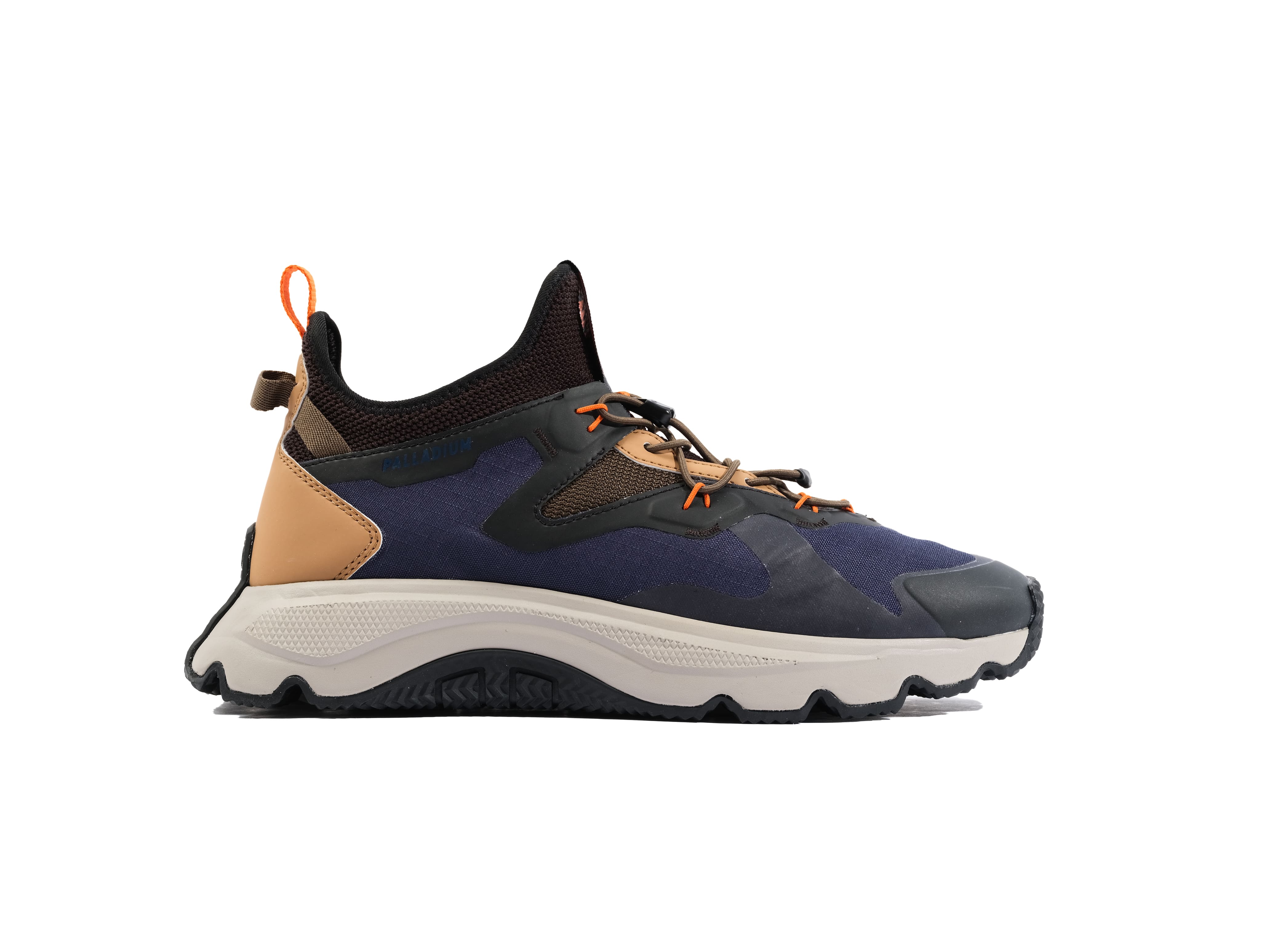 THUNDER LO閃電鞋以THUNDER閃電波浪橡膠大底搭配城市潮流球鞋的幾何流線外型導入戶外大地系配色，以地表探索為鞋款顏色命名，首發主打 ...